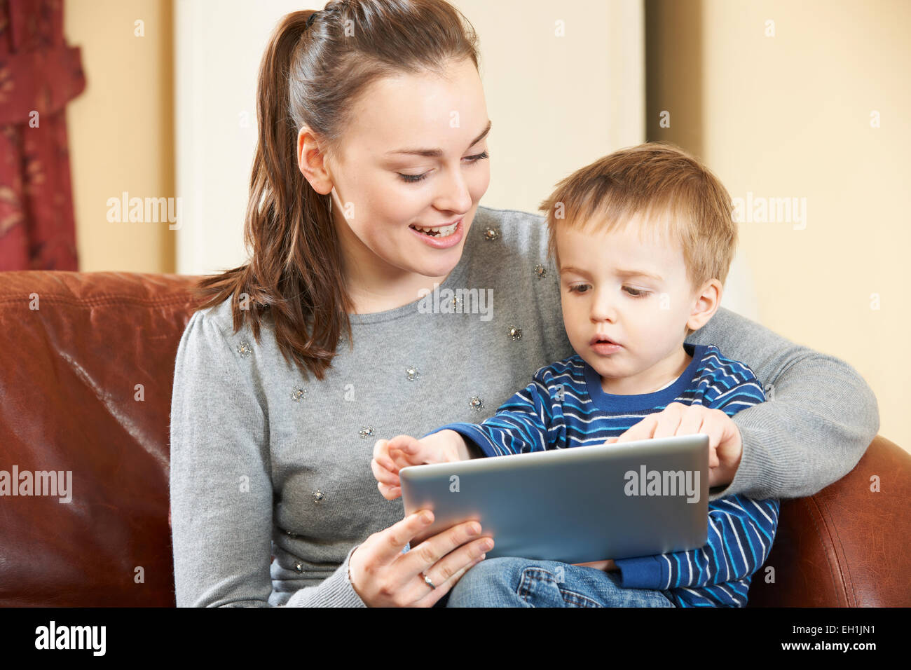 Mom son tablet hi-res stock photography and images - Alamy