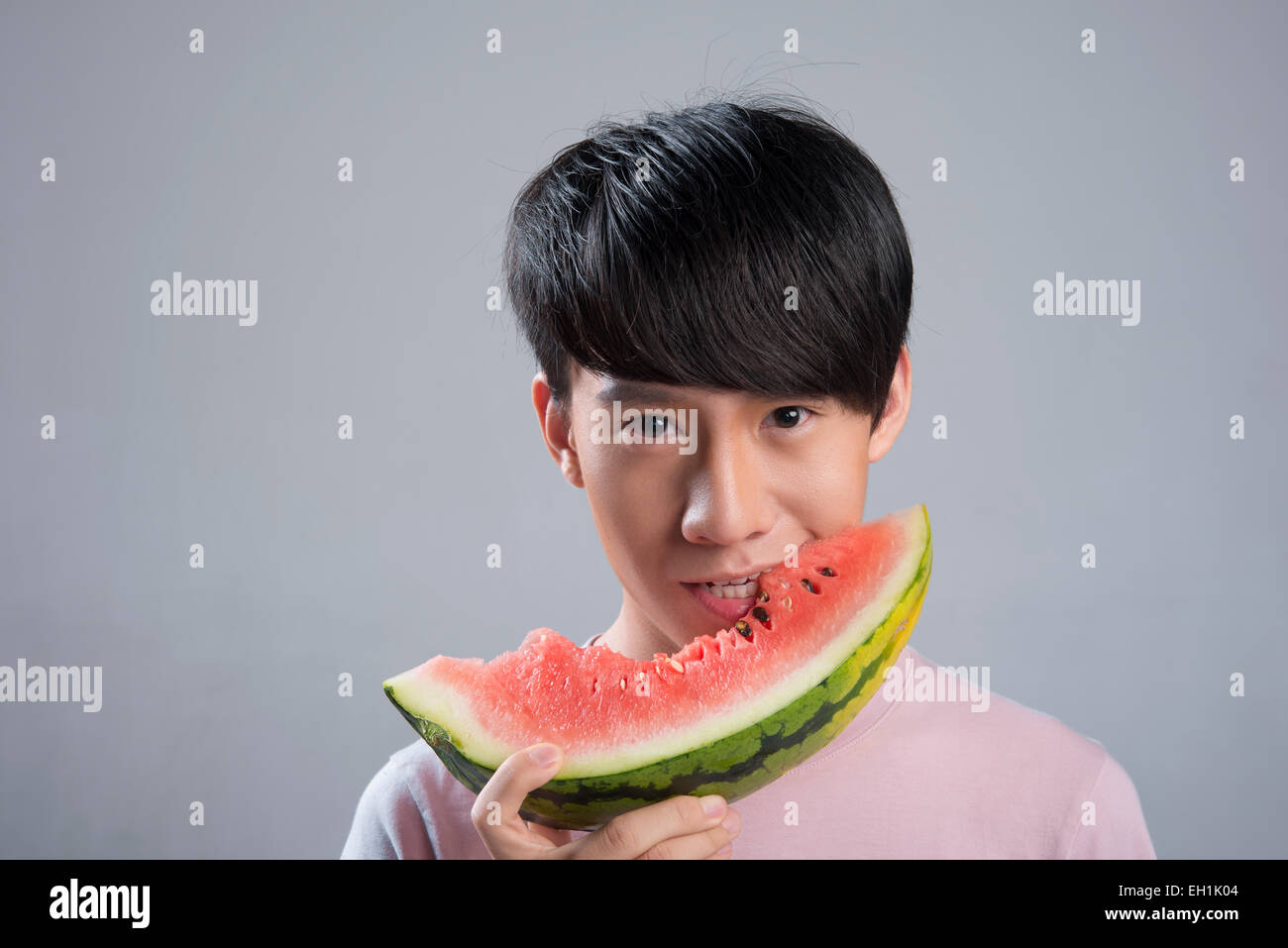 Man biting watermelon hi-res stock photography and images - Alamy