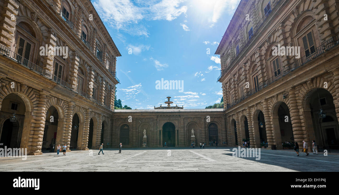 Courtyard gardens hi-res stock photography and images - Alamy