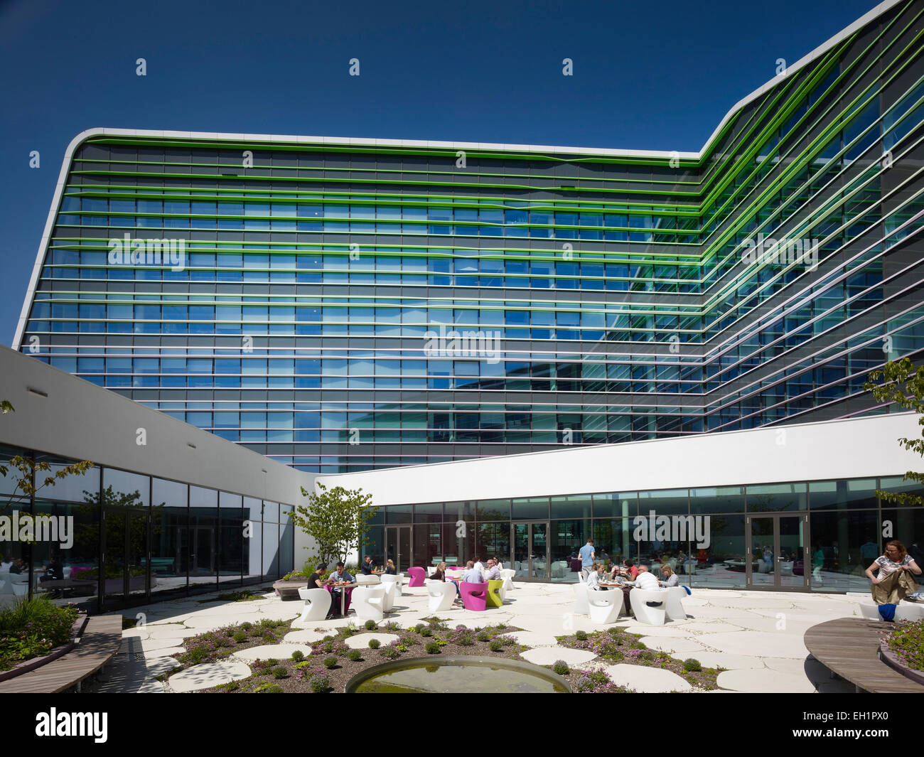 Inner courtyard garden and building facade. Astellas Offices - Mirai ...