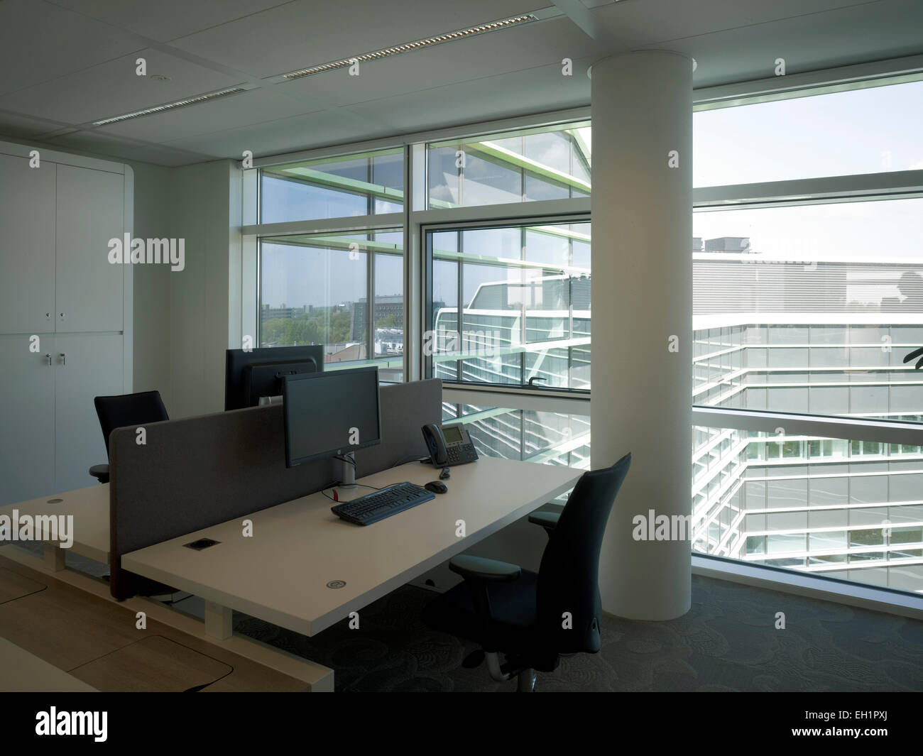 Workstation with full-height fenestration. Astellas Offices - Mirai ...