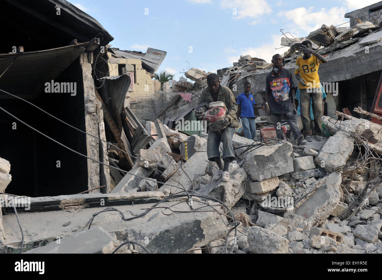 Earthquake victims take goods from a destroyed building, Port Au Prince ...