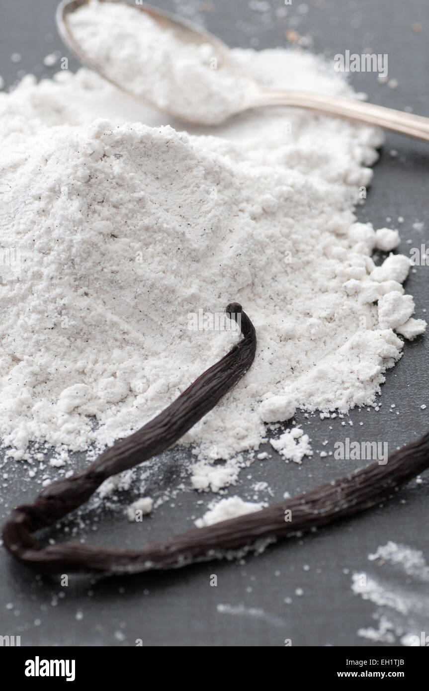Vanilla powder in a pile with a vanilla pod on the side Stock Photo - Alamy