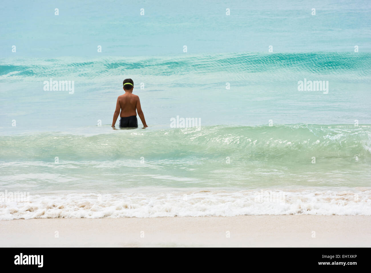 Boy ocean hi-res stock photography and images - Alamy
