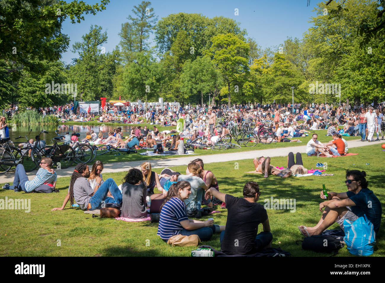 Busy park summer crowd hi-res stock photography and images - Alamy
