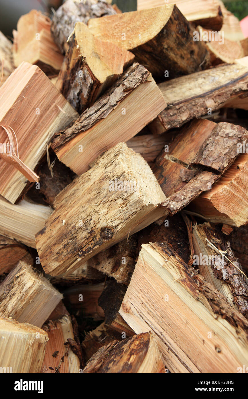Pile of split log firewood Stock Photo - Alamy