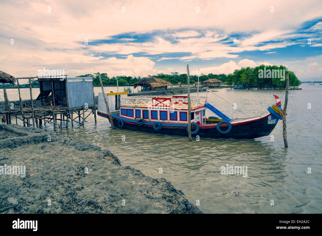 Traditional boat bangladesh hi-res stock photography and images - Alamy