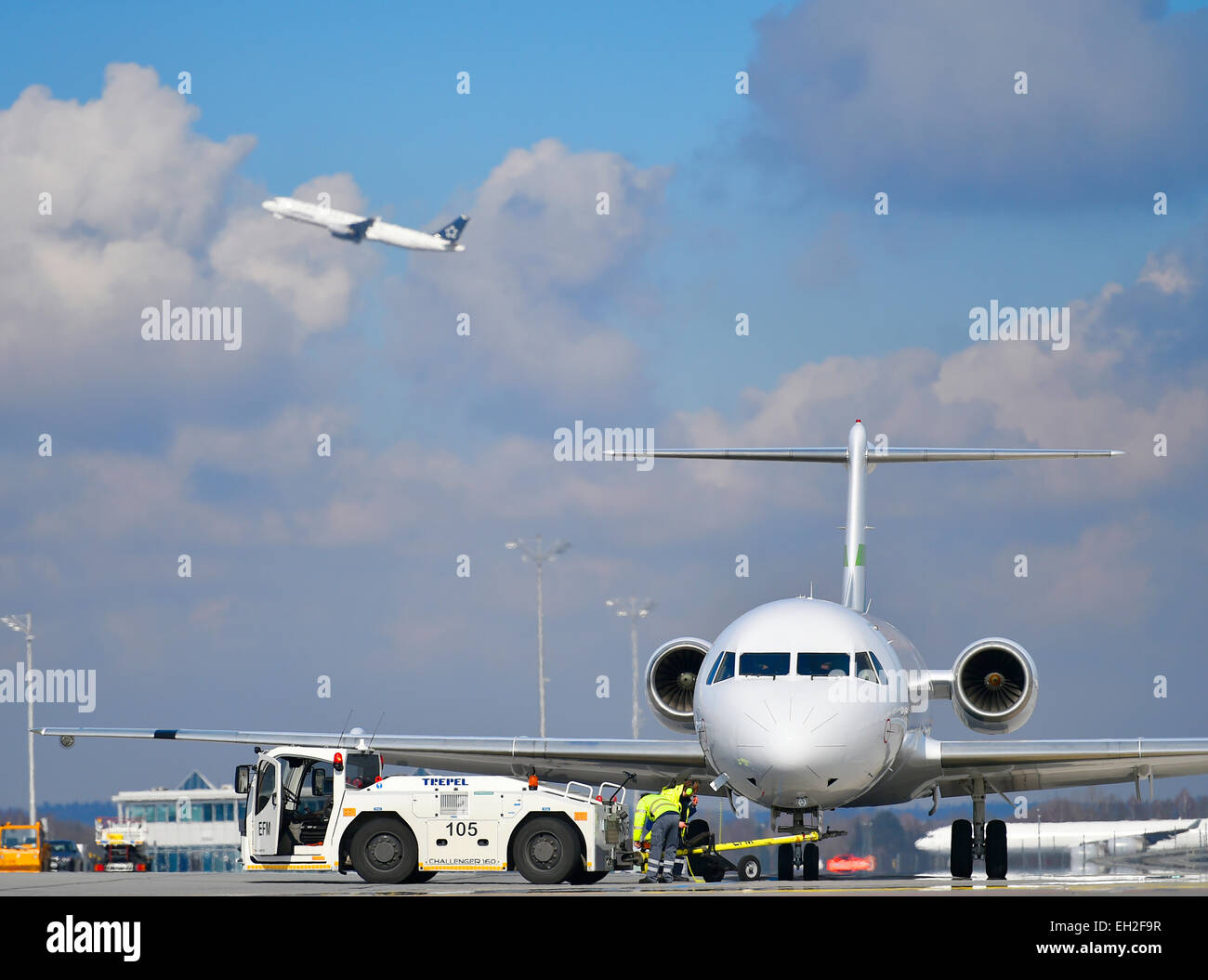100 aircraft hi-res stock photography and images - Alamy