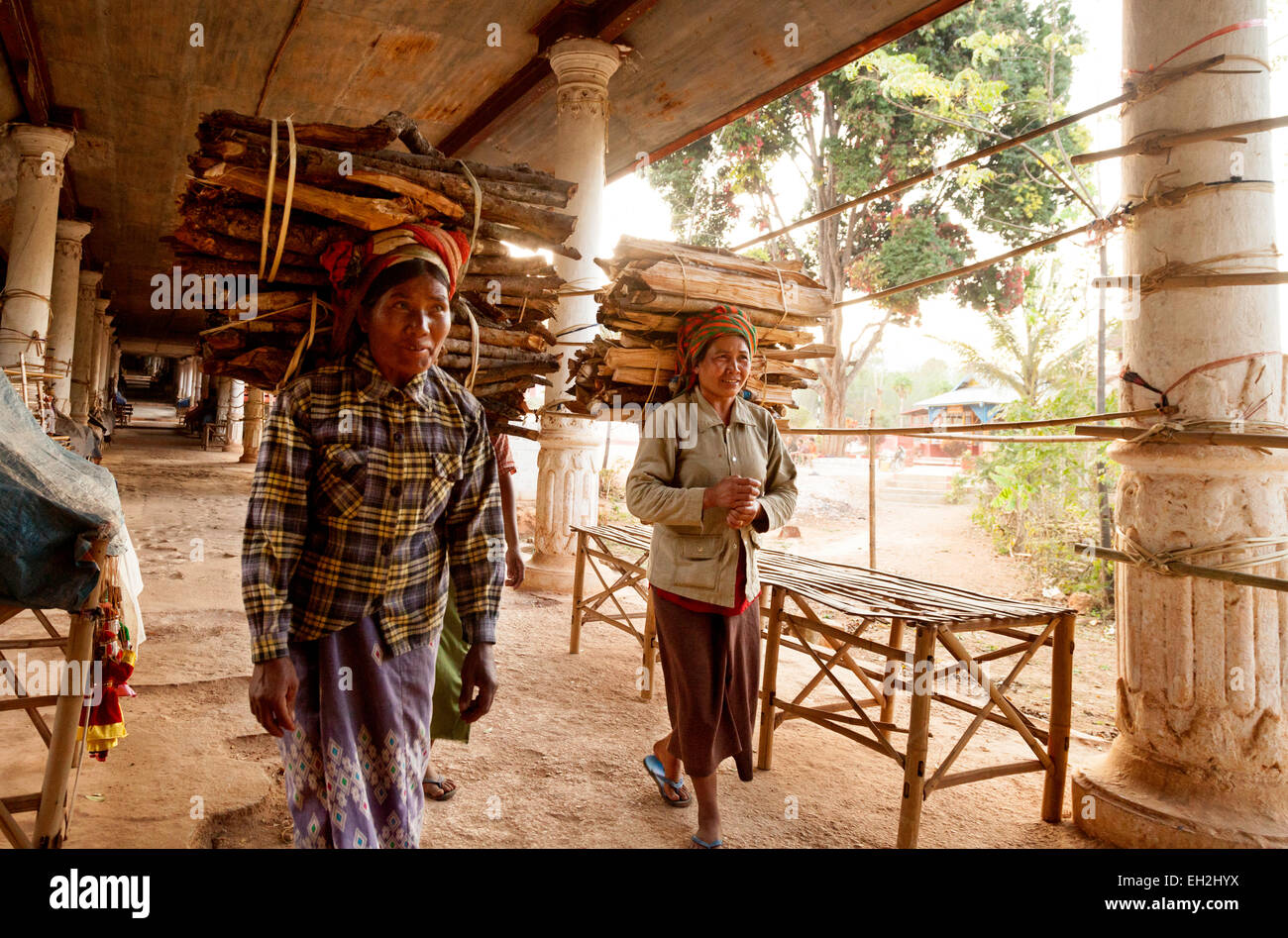 Village women working hi-res stock photography and images - Alamy