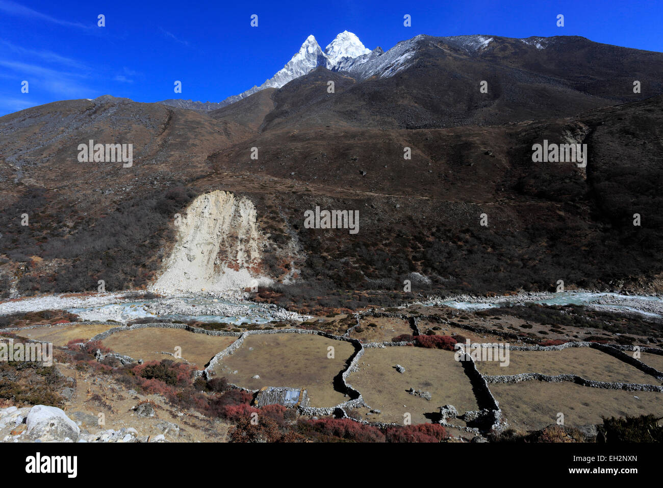 Pheriche village mount everest mountain hi-res stock photography and ...