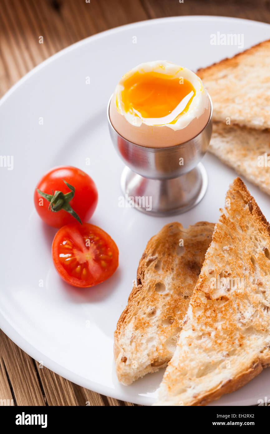 English breakfast on dark wooden table. Studio shoot Stock Photo - Alamy