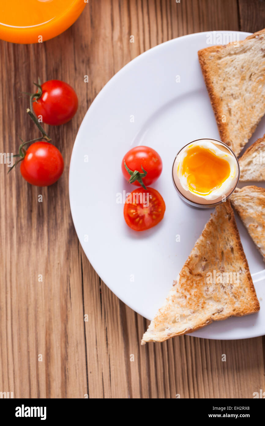 English breakfast on dark wooden table. Studio shoot Stock Photo - Alamy