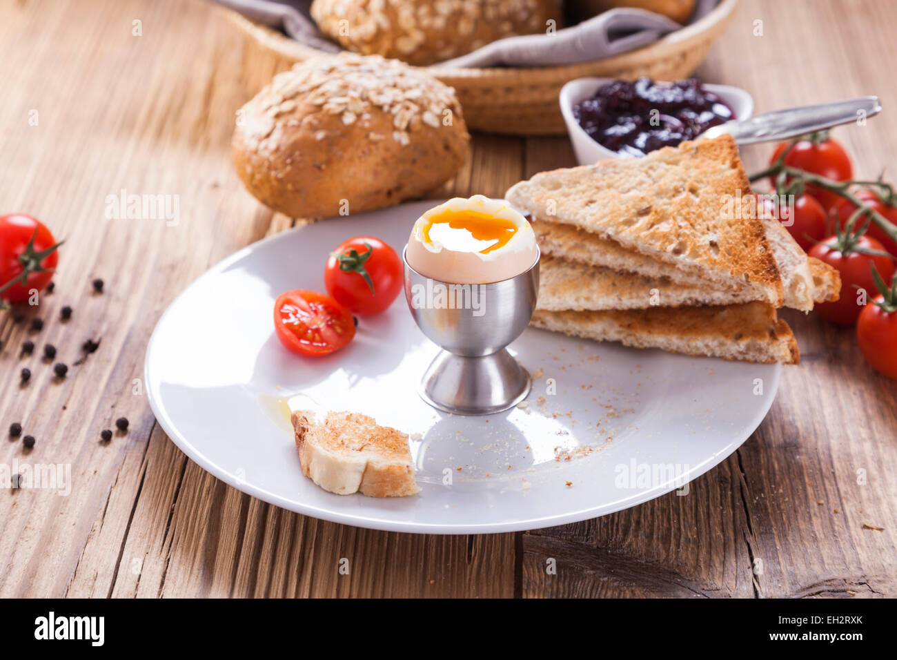 English breakfast on dark wooden table. Studio shoot Stock Photo - Alamy