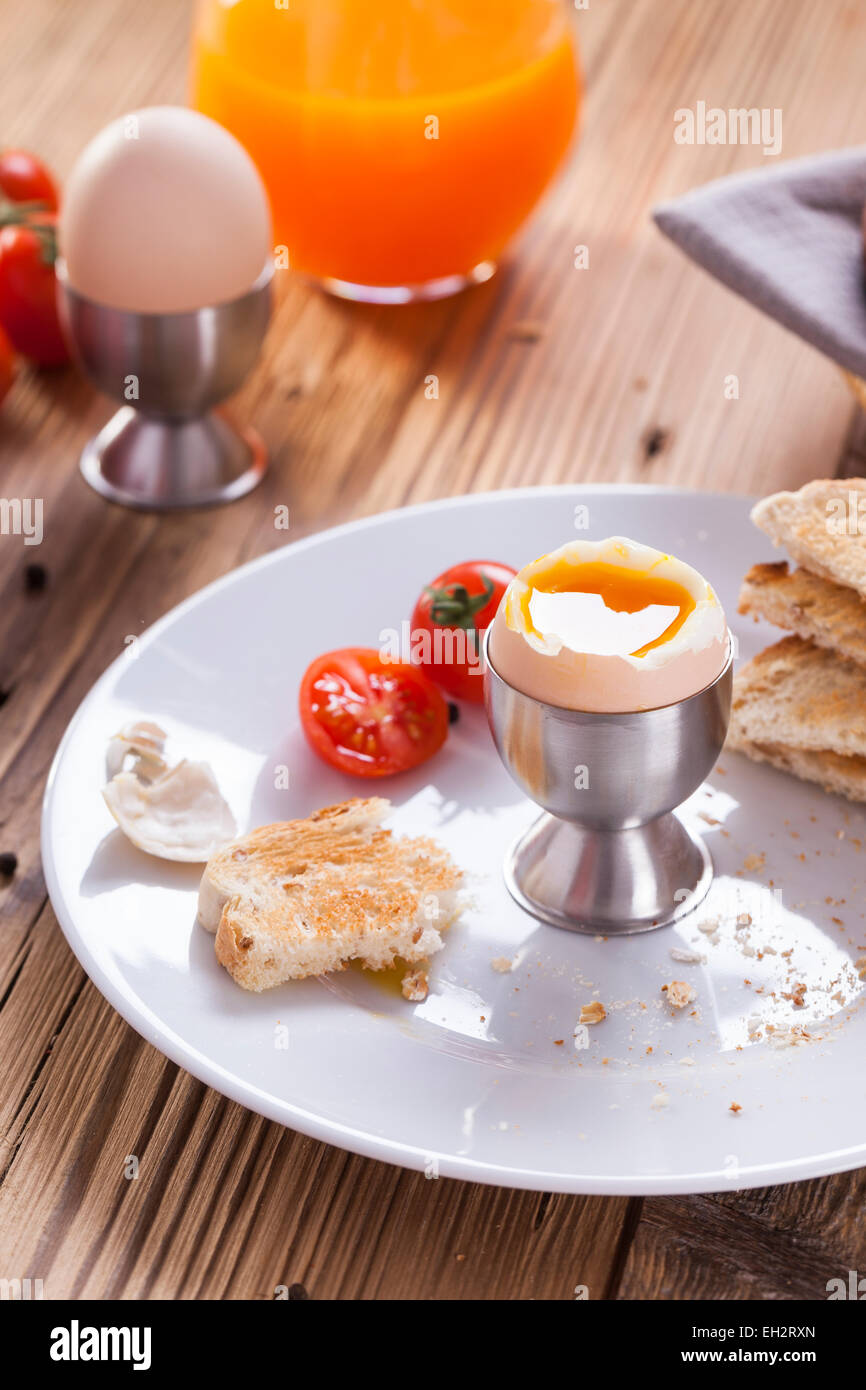 English breakfast on dark wooden table. Studio shoot Stock Photo - Alamy