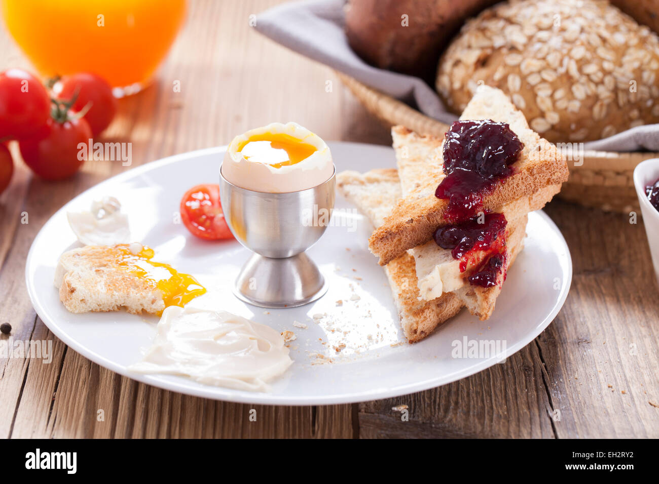 English breakfast on dark wooden table. Studio shoot Stock Photo - Alamy