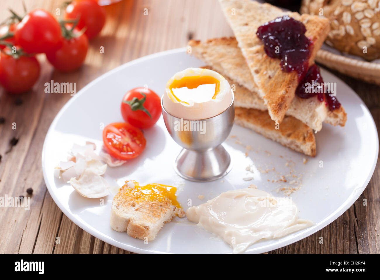 English breakfast on dark wooden table. Studio shoot Stock Photo - Alamy