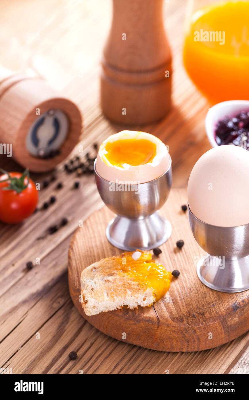 English breakfast on dark wooden table. Studio shoot Stock Photo - Alamy