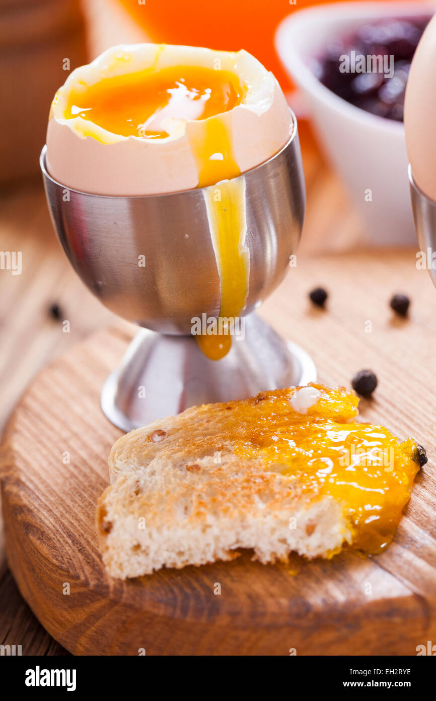 English breakfast on dark wooden table. Studio shoot Stock Photo - Alamy