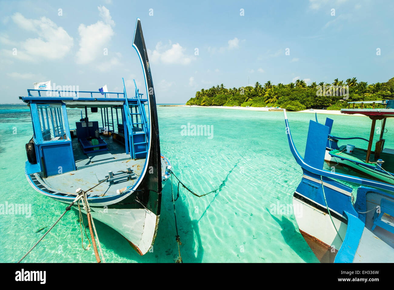 Traditional dhoni boat in maldives hi-res stock photography and images ...