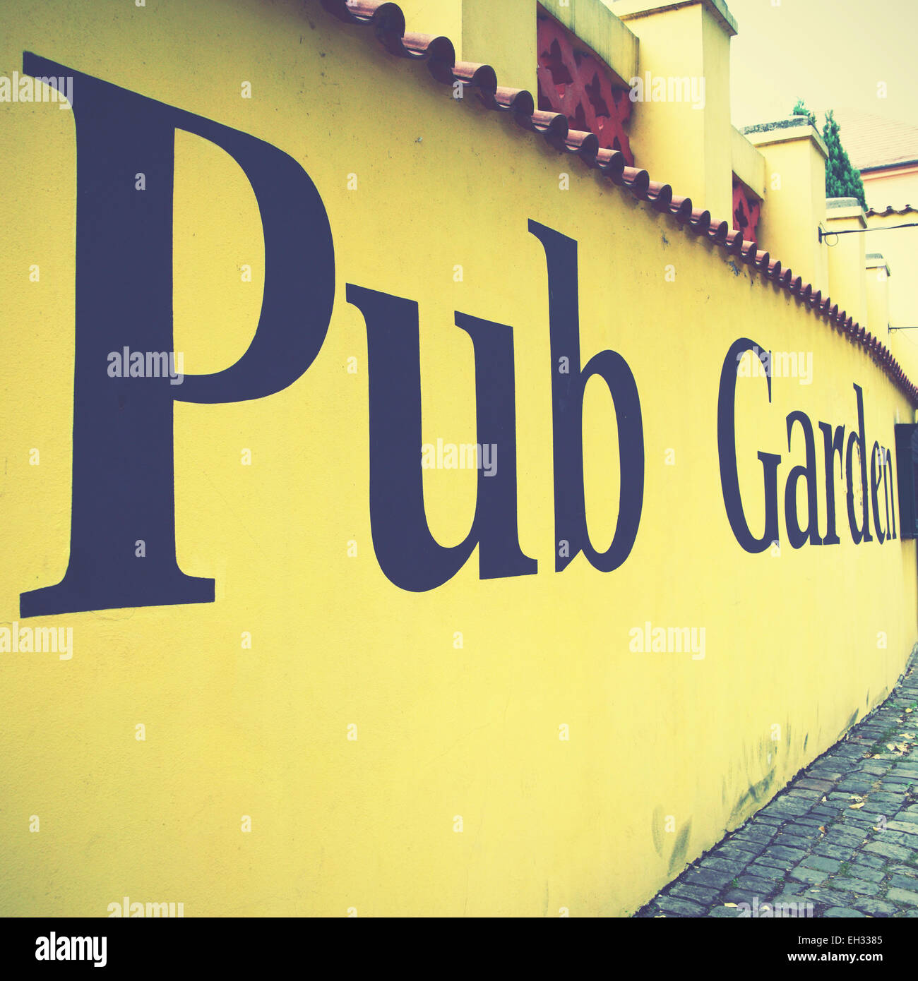 Old pub sign board hi-res stock photography and images - Alamy