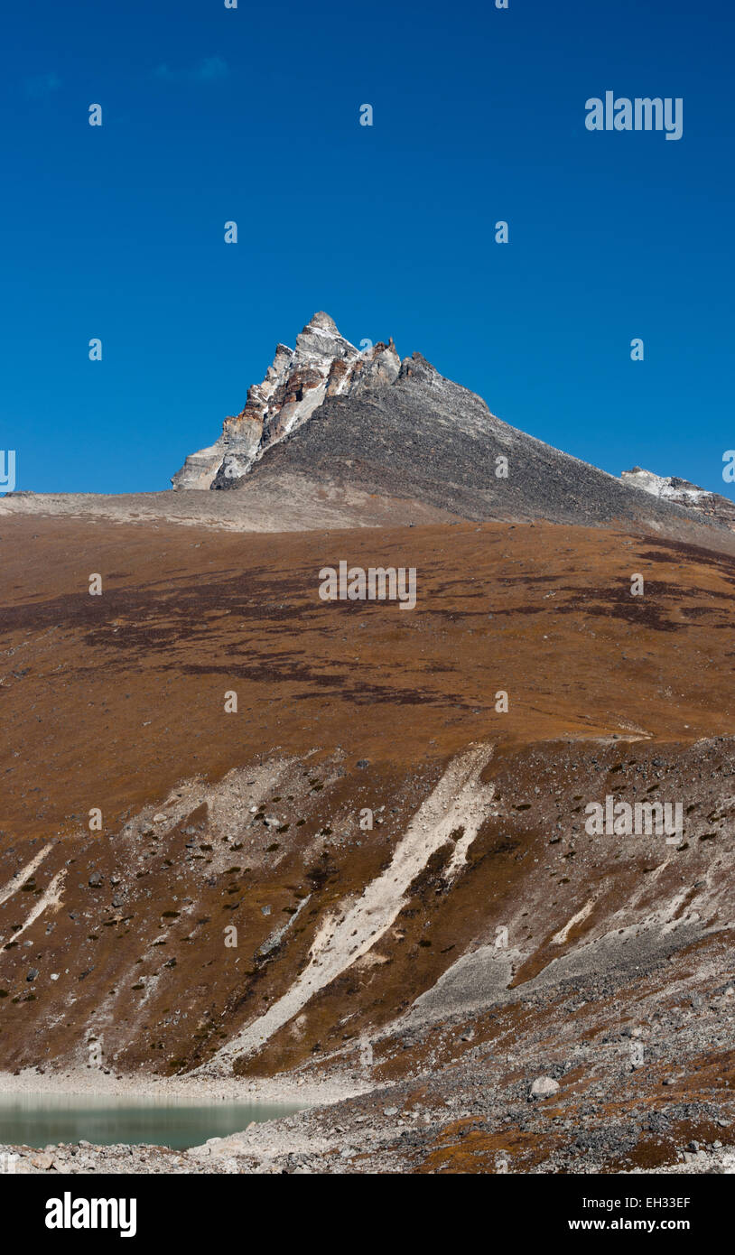 Mountain summits and rocks in Himalayas.Hiking in Nepal Stock Photo - Alamy