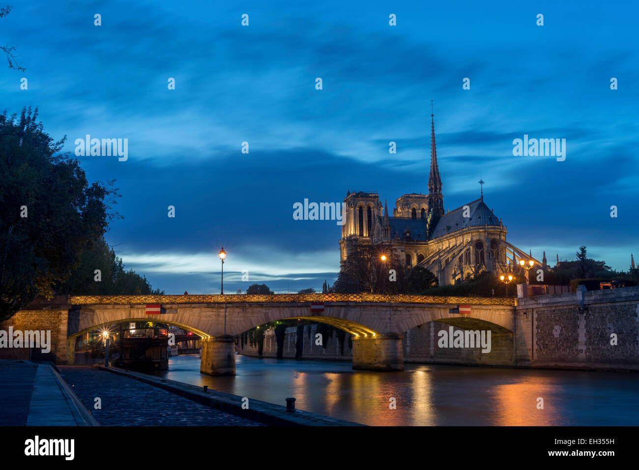 Paris dusk lighting hi-res stock photography and images - Alamy