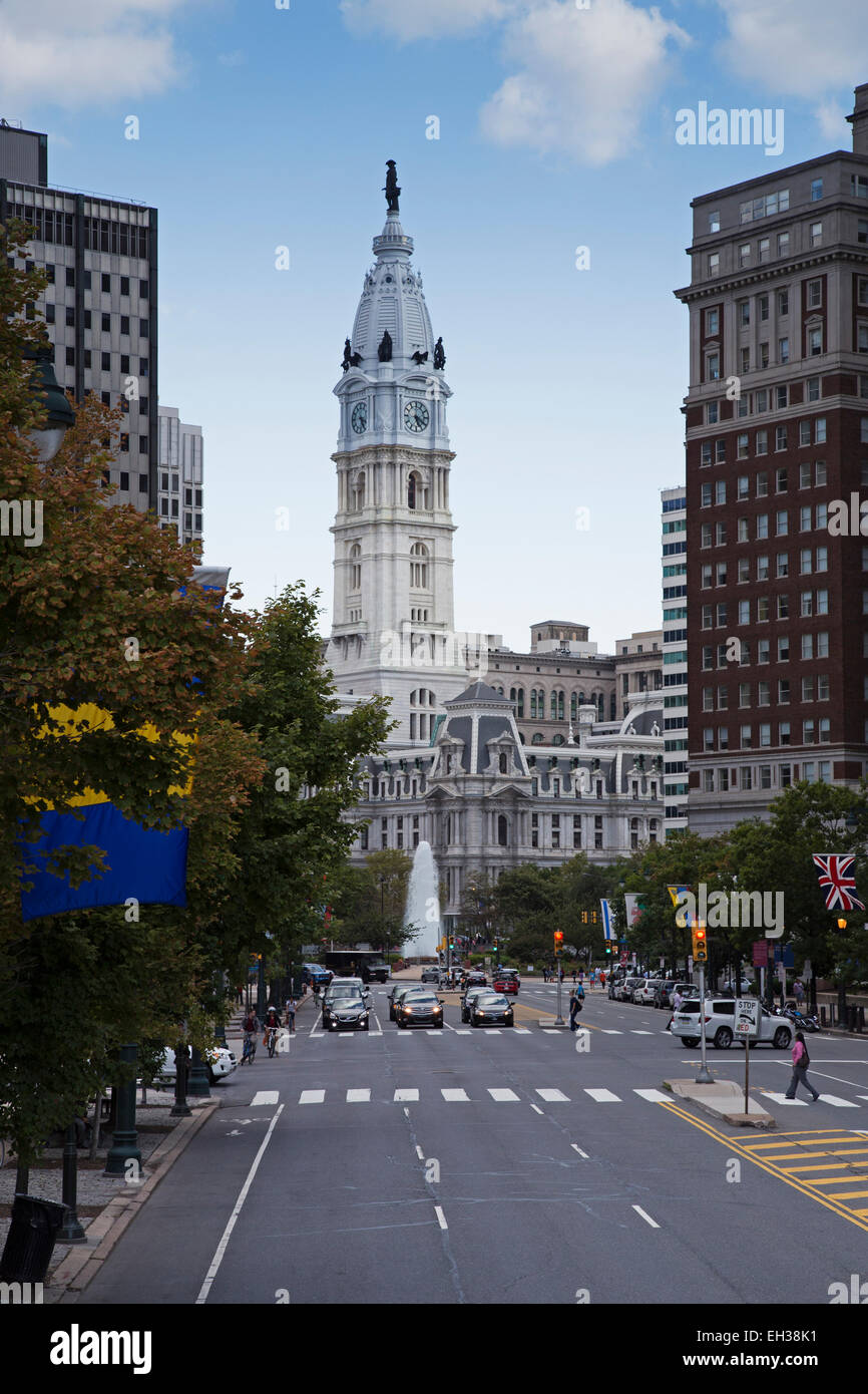 Philadelphia City Hall viewed from Benjamin Franklin Parkway with LOVE ...