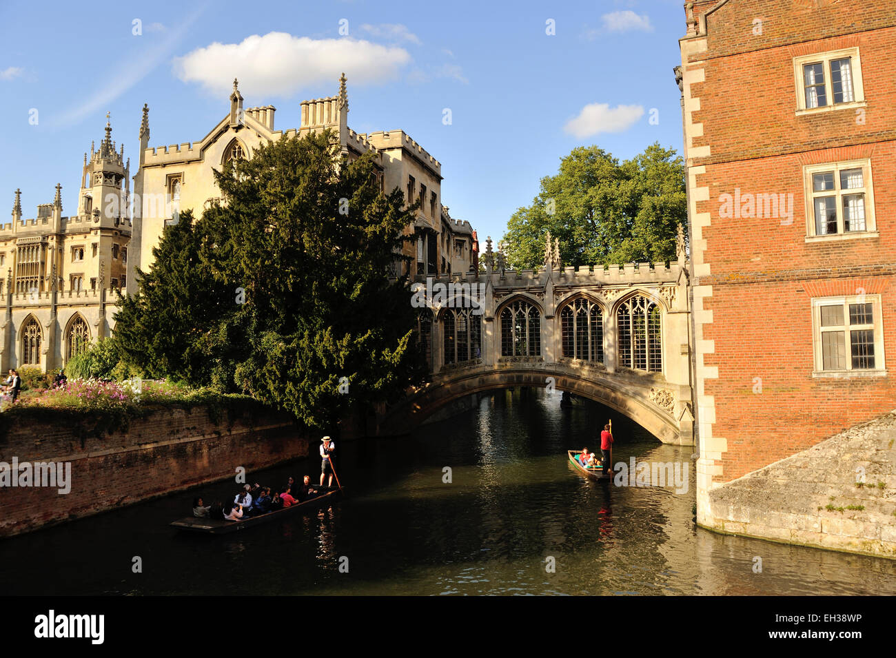 People punting on river Cam under the Bridge of Sighs, St John's ...