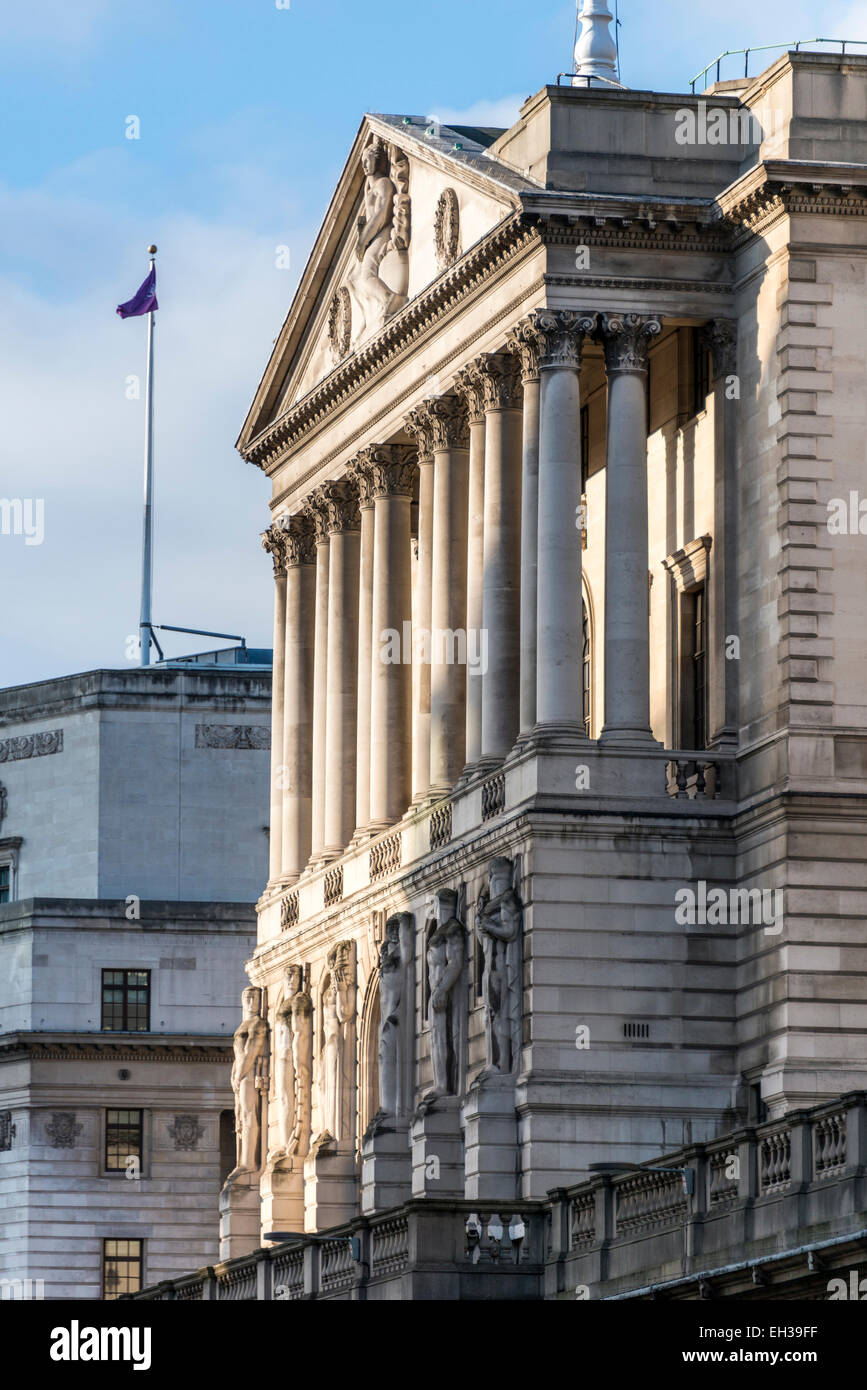 The fortress like facade of the Bank of England on Threadneedle Street ...