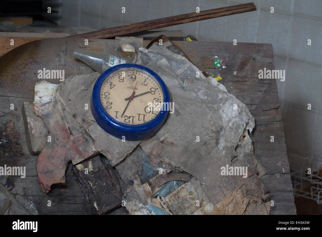 Dust clock hi-res stock photography and images - Alamy