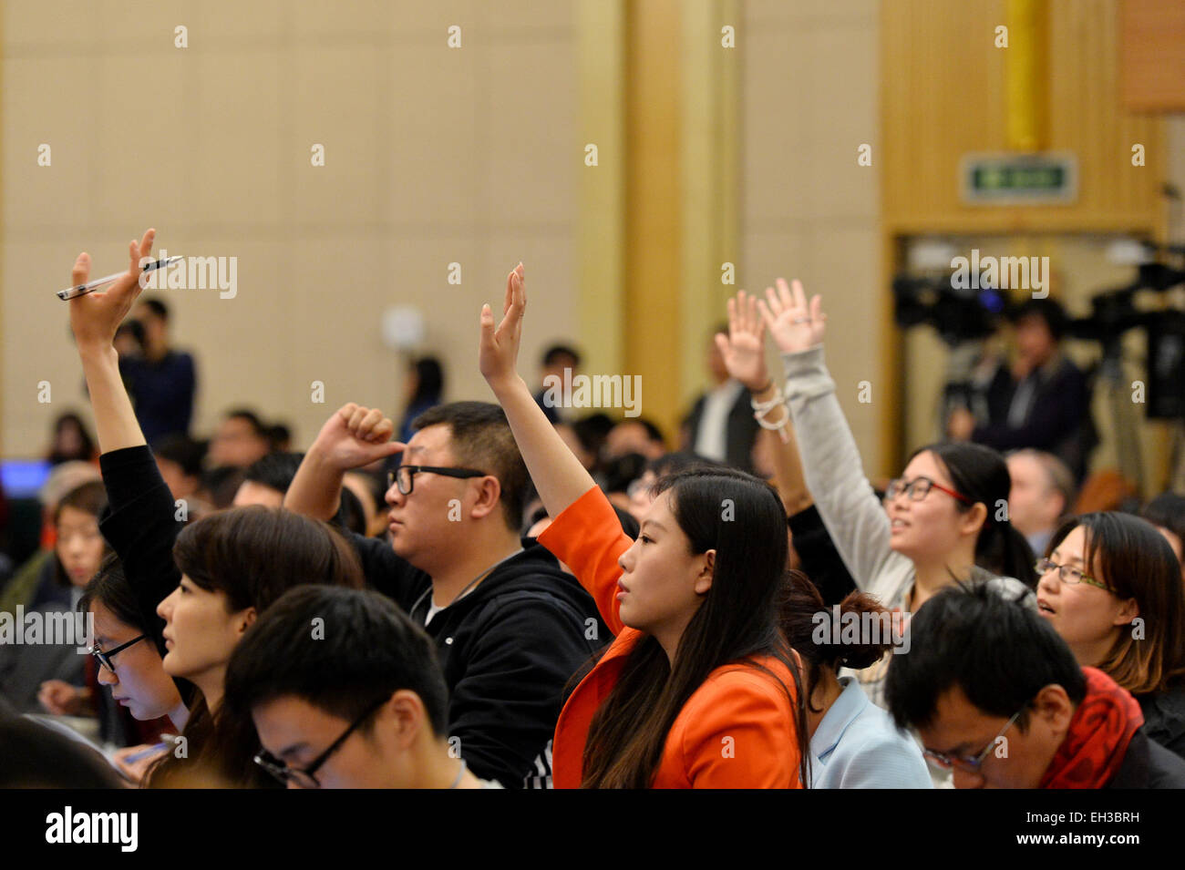 Journalists ask questions hi-res stock photography and images - Alamy