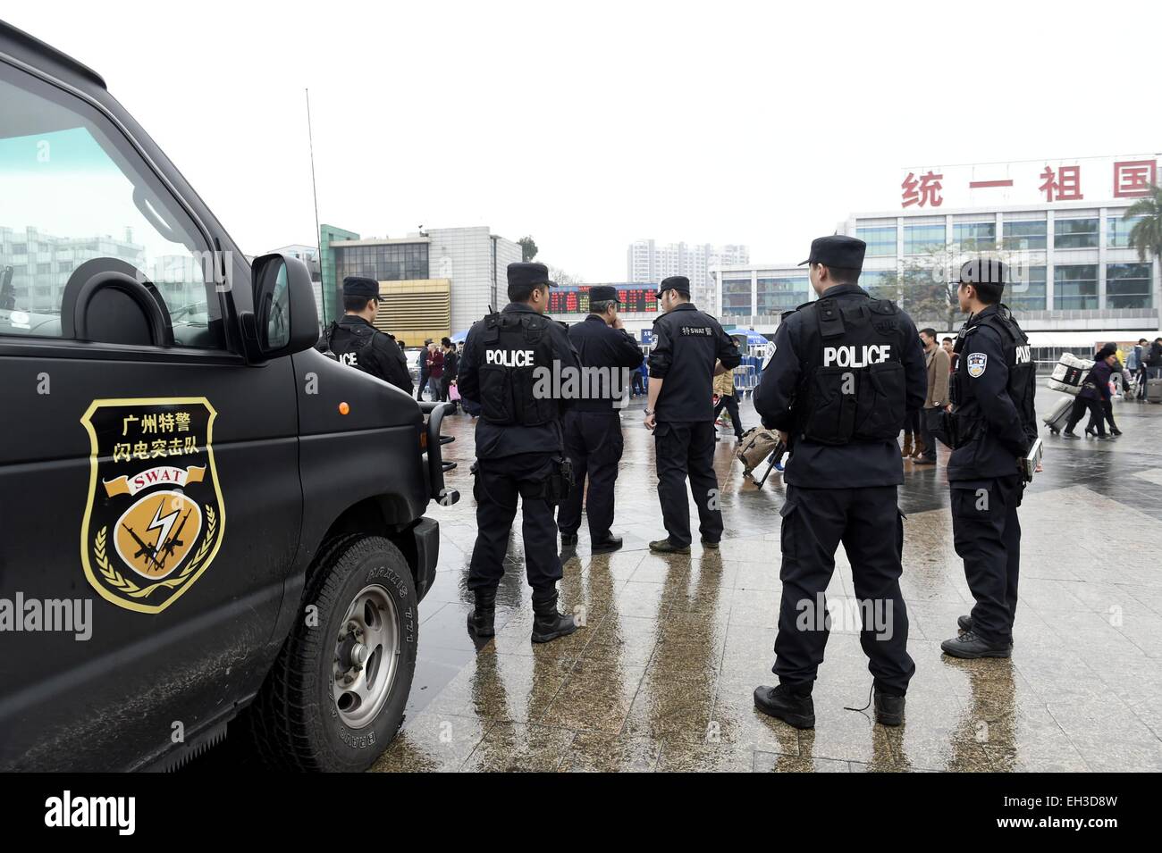 (150306) -- GUANGZHOU, March 6, 2015 (Xinhua) -- SWAT members keep ...
