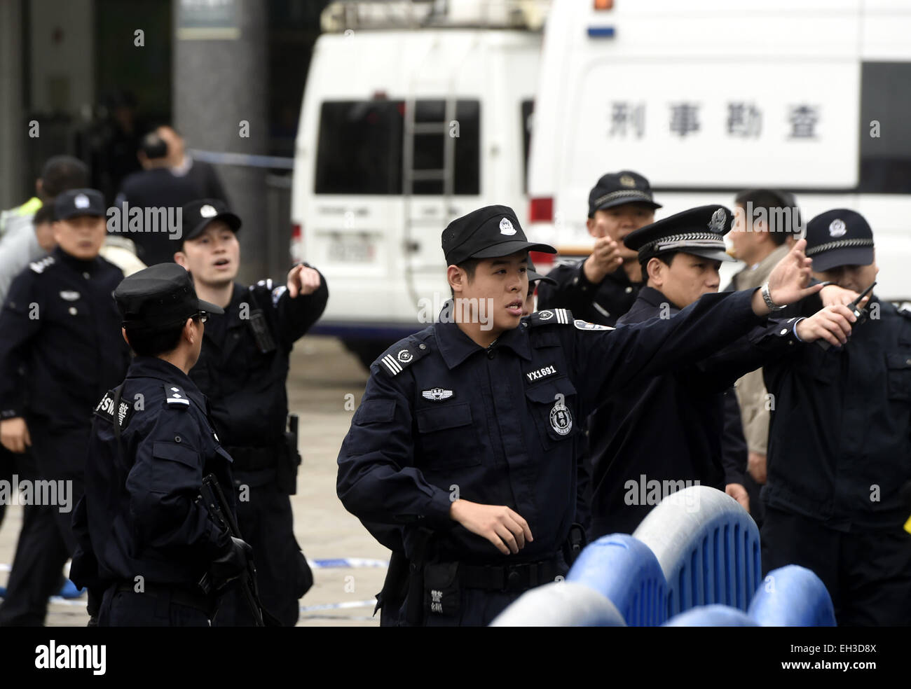 (150306) -- GUANGZHOU, March 6, 2015 (Xinhua) -- Policemen and security ...