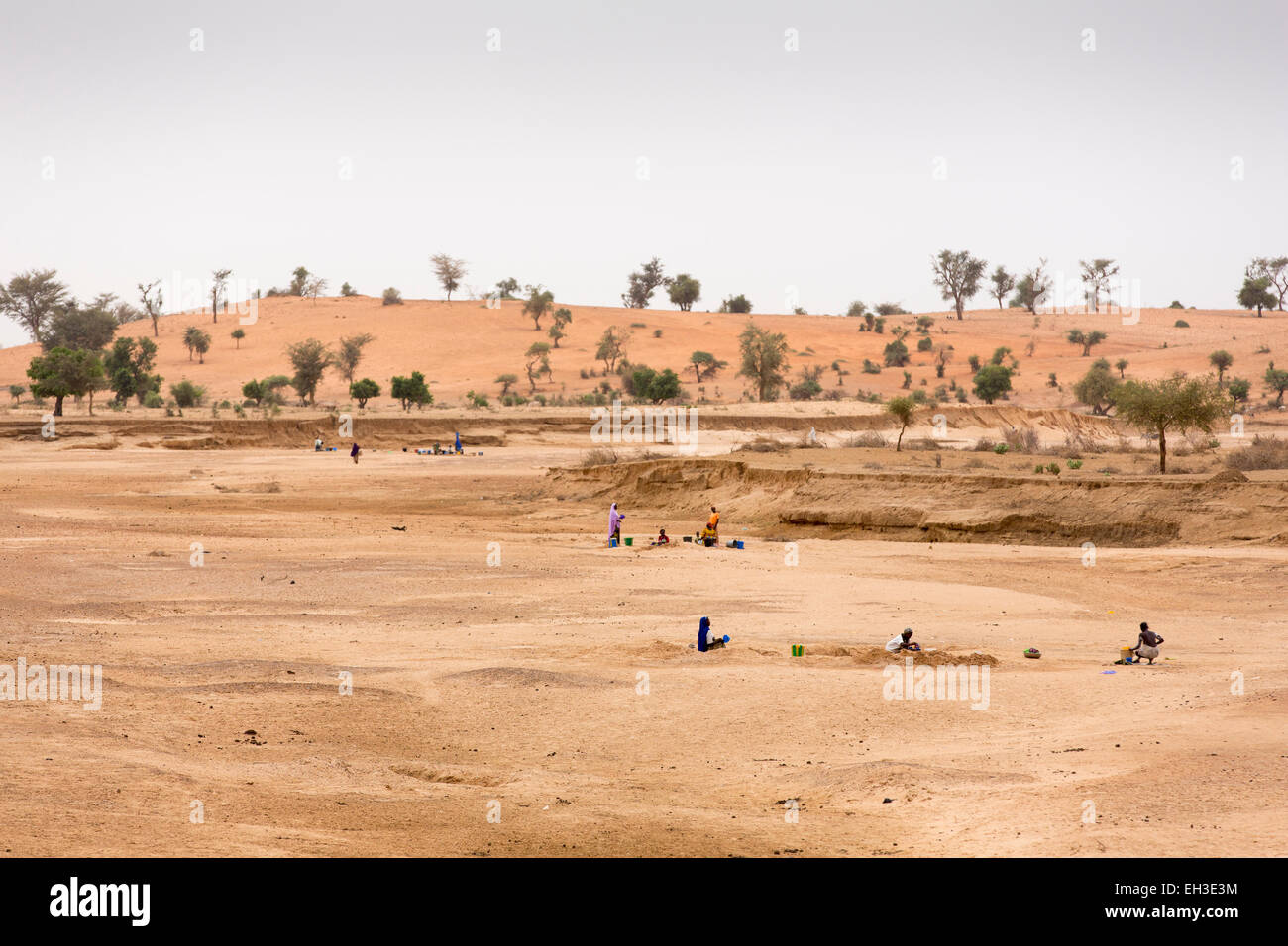 Women collecting water niger hi-res stock photography and images - Alamy