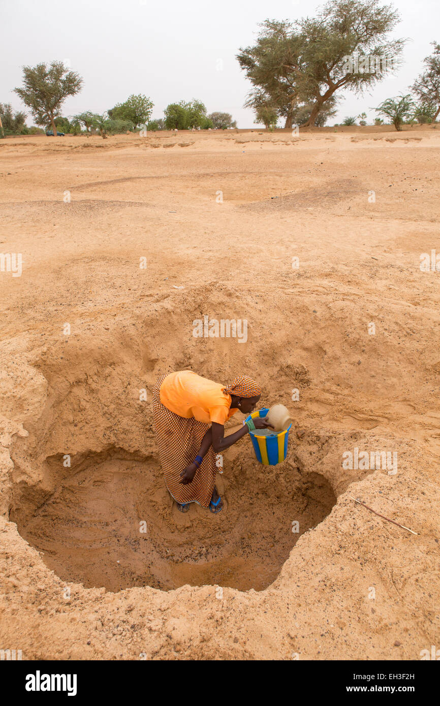 Women collecting water niger hi-res stock photography and images - Alamy