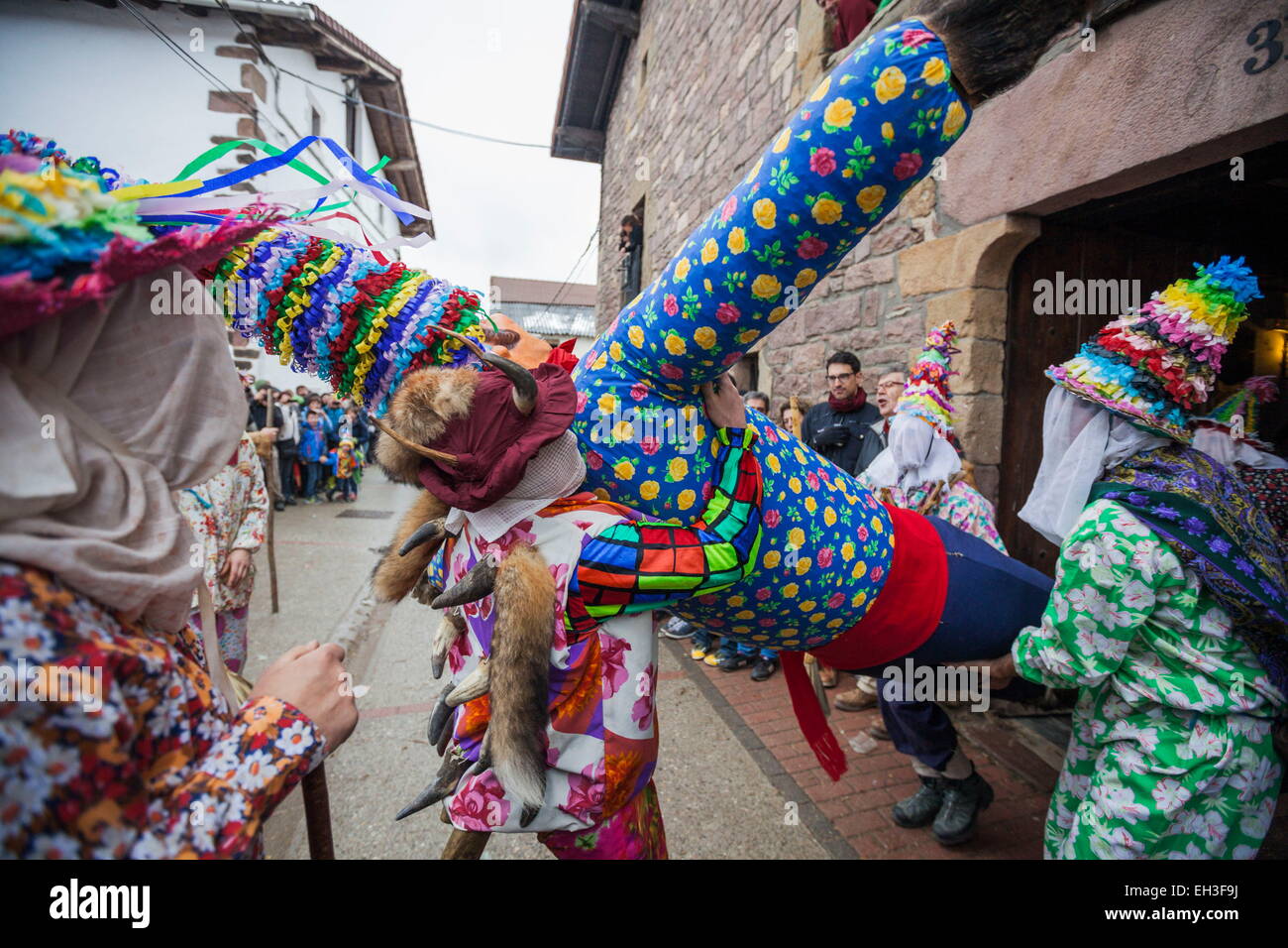 Lanz, Navarra, Spain. 16th Feb, 2015. Local participants hold the big ...