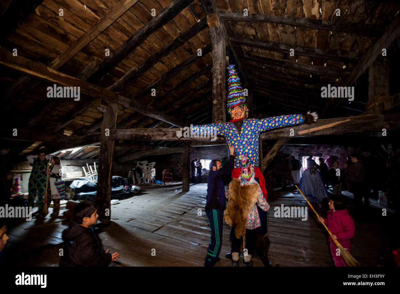 Lanz, Navarra, Spain. 16th Feb, 2015. 'Miel Otxin' bandit puppet in a ...