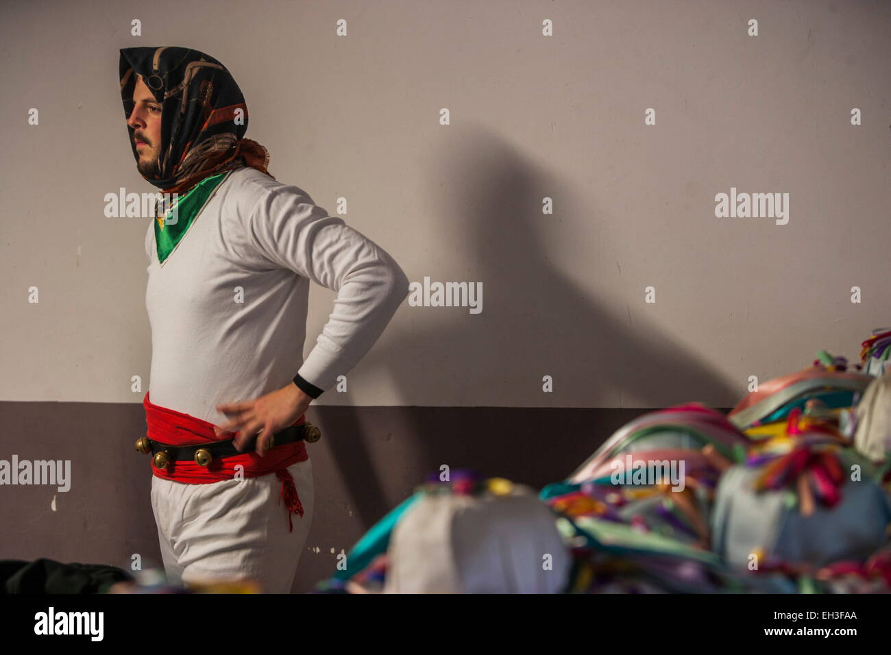 Unanu, Navarra, Spain. 15th Feb, 2015. A boy dressing as 'mamuxarro ...