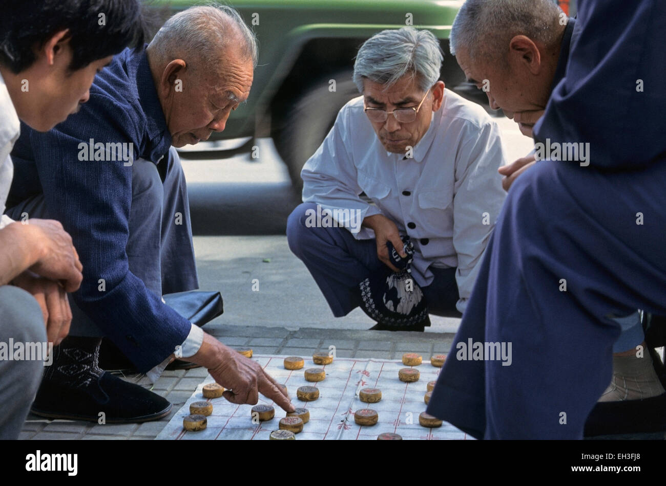 Group of men playing chinese chess, Beijing, China Stock Photo - Alamy