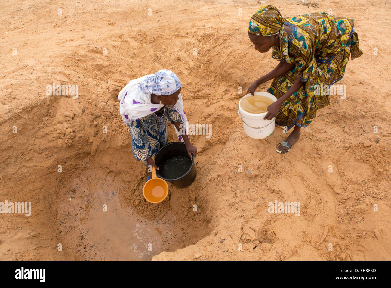 Water container niger hi-res stock photography and images - Alamy