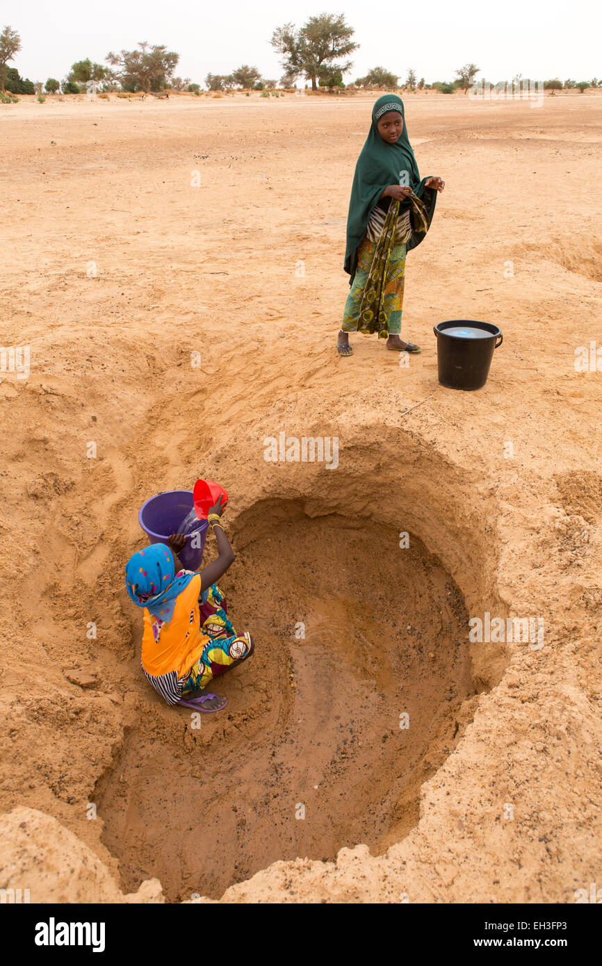 Women collecting water niger hi-res stock photography and images - Alamy