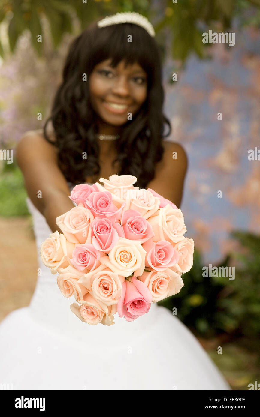 Bride holding rose bouquet Stock Photo - Alamy
