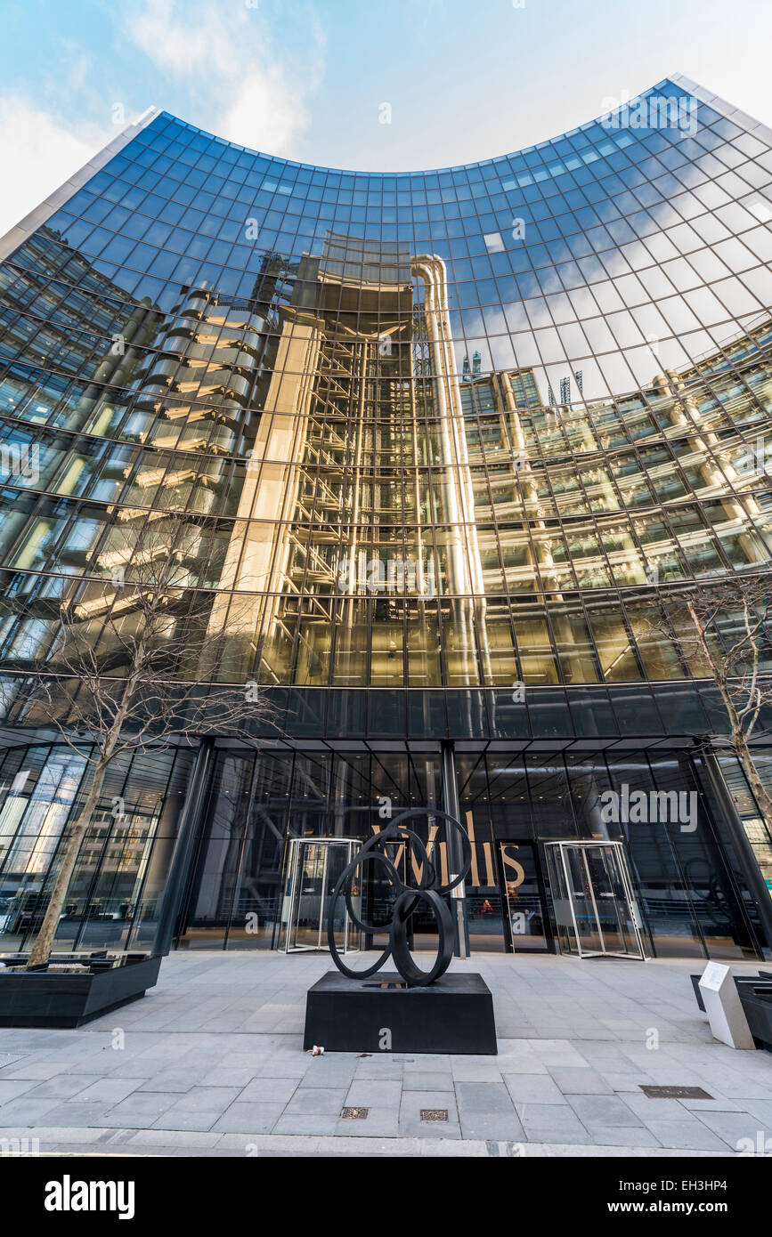 The Lloyd's Building, home to the insurance institution Lloyd's of ...