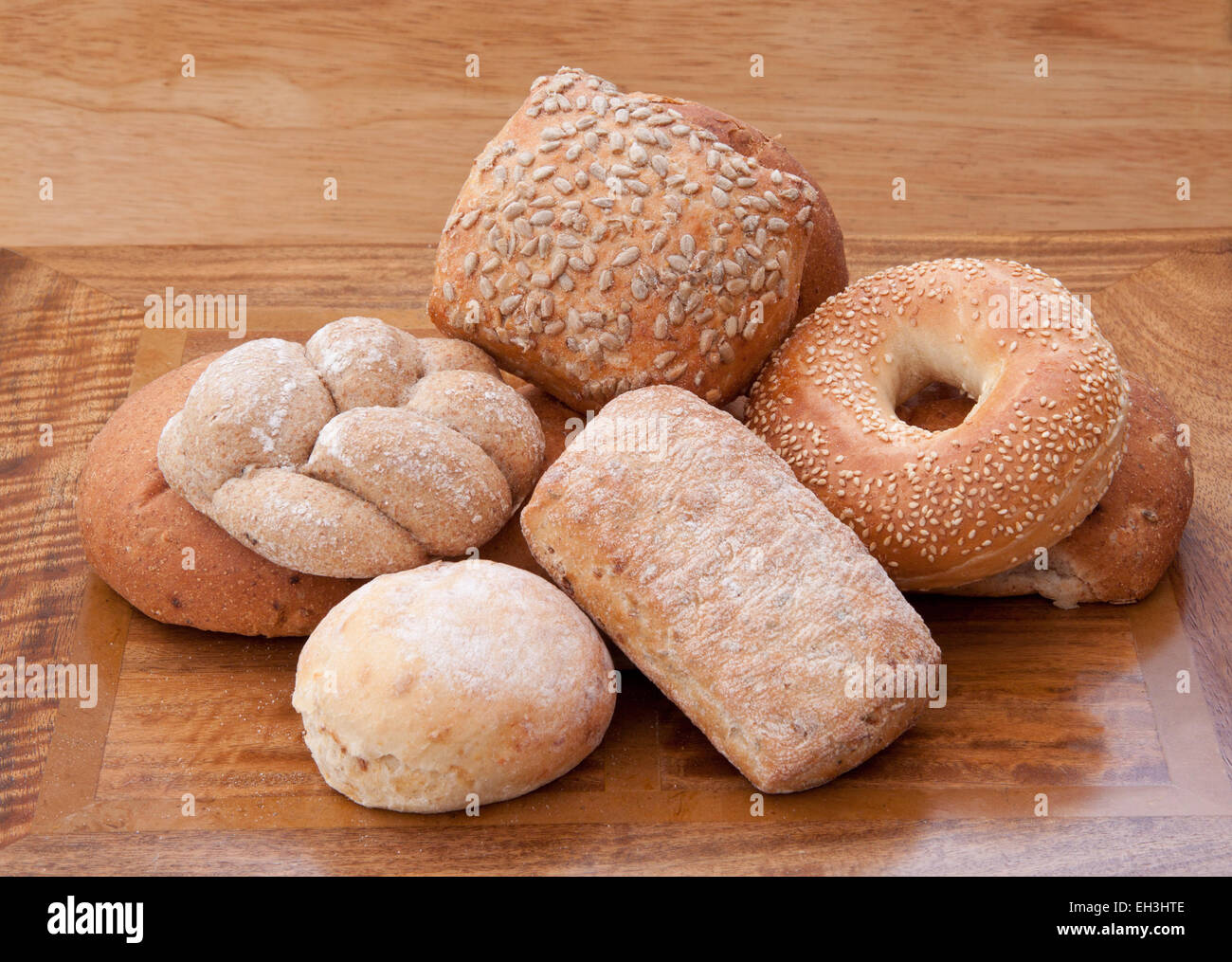Bread display on wooden board hi-res stock photography and images - Alamy