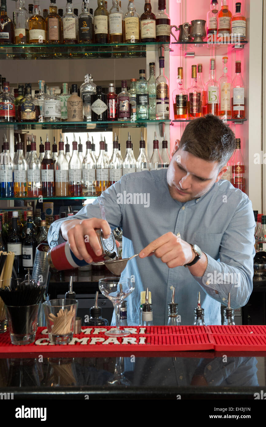 Mixologists hi-res stock photography and images - Alamy