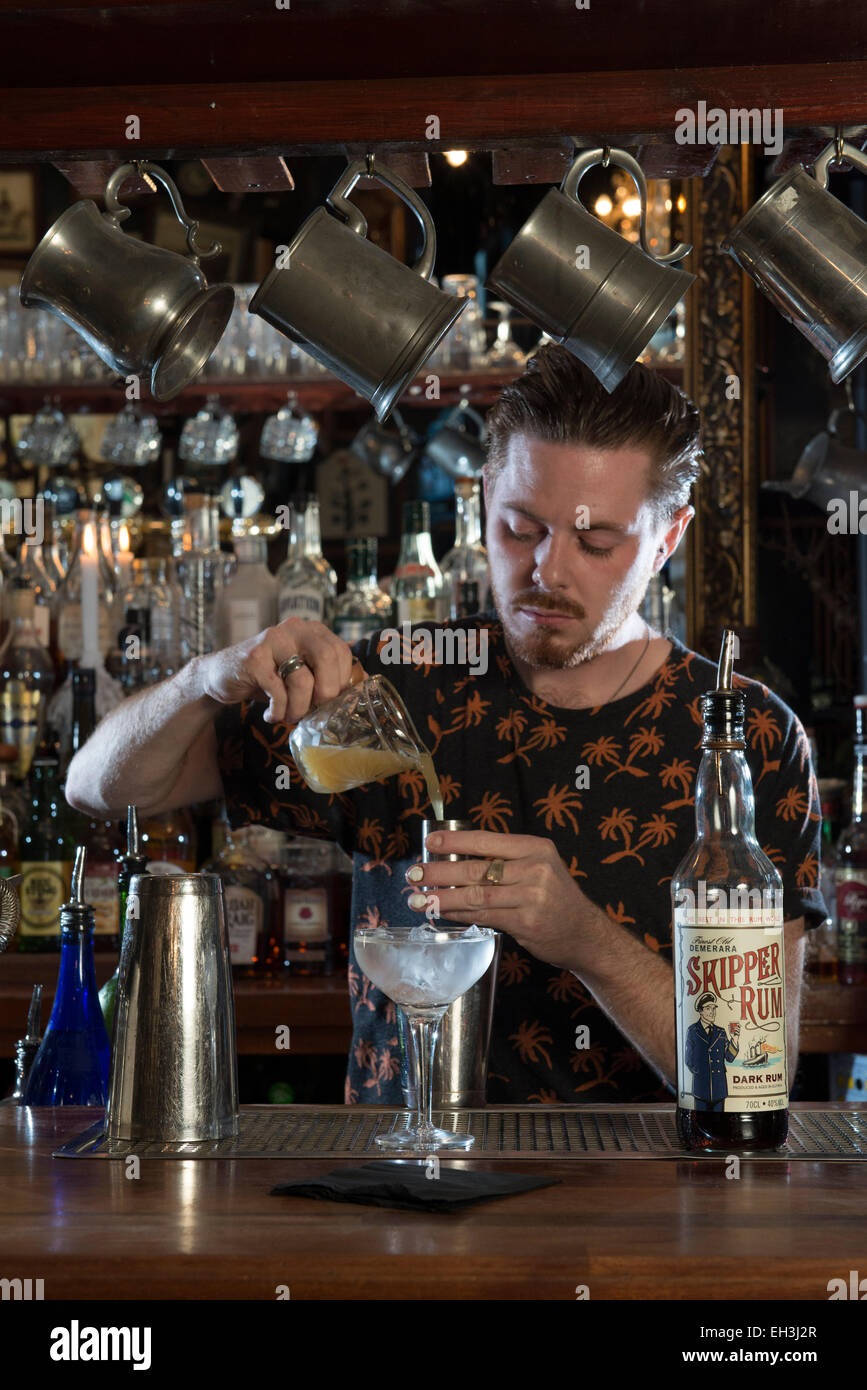 Muddling cocktails hi-res stock photography and images - Alamy