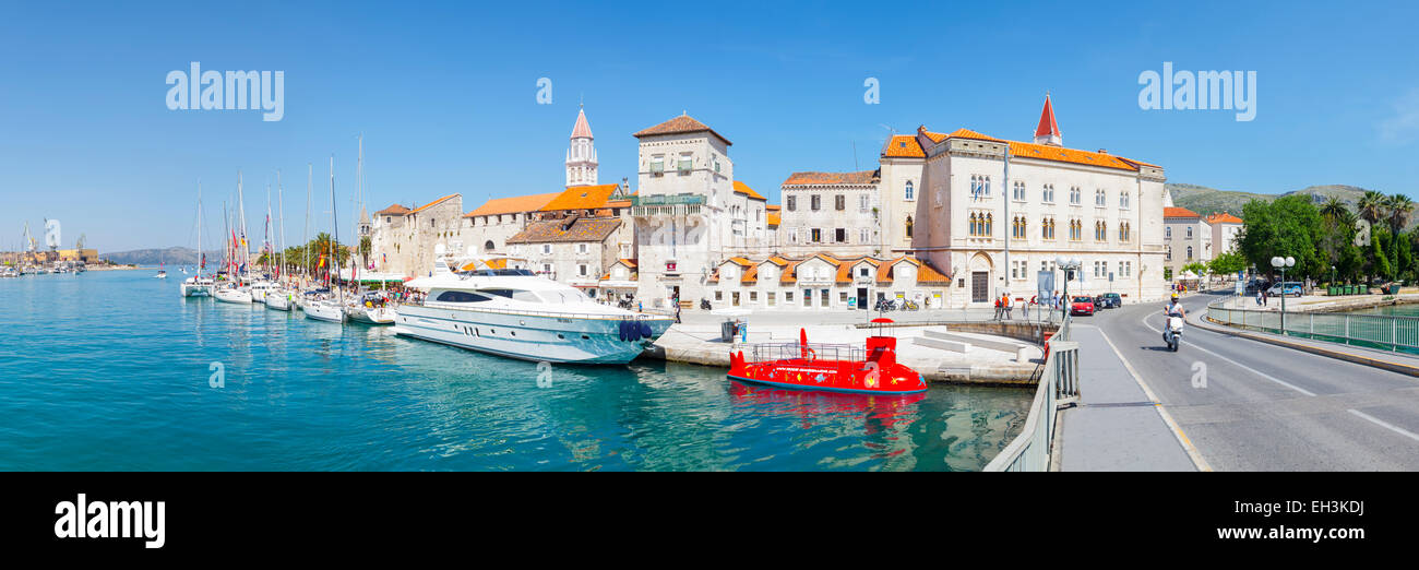 Trogir's historic Stari Grad (Old Town) defensive walls and harbour ...