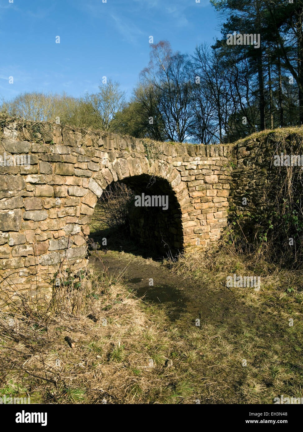 Single arch stone bridge hi-res stock photography and images - Alamy