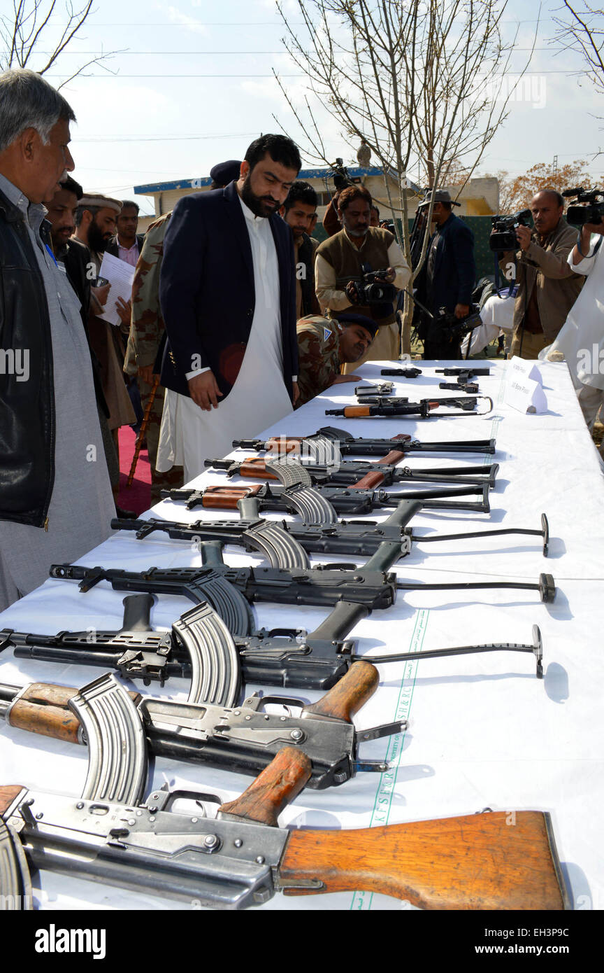 Quetta. 6th Mar, 2015. Pakistani security officials display seized ...