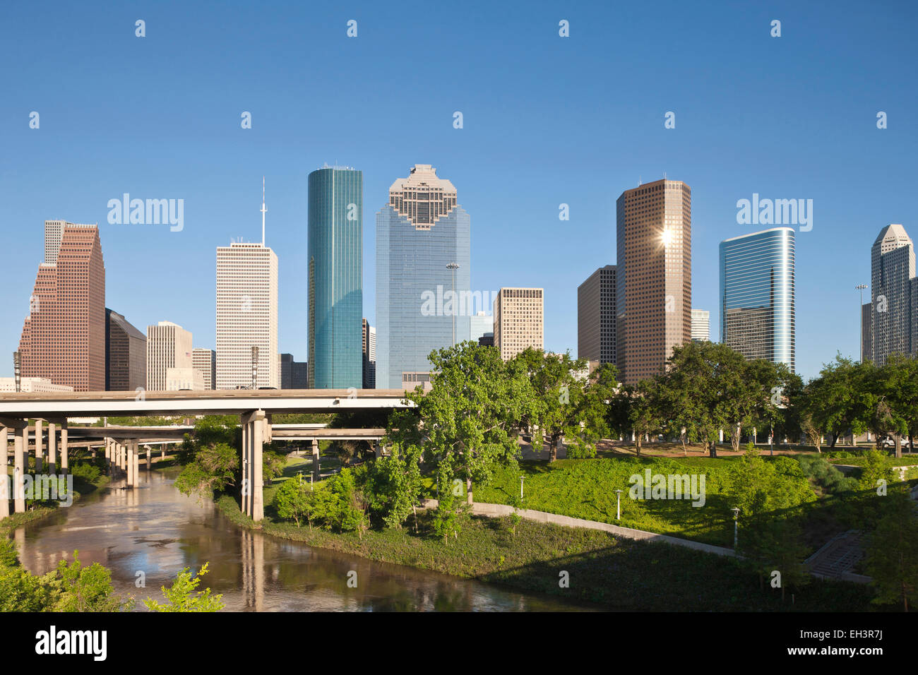BUFFALO BAYOU GREENWAY DOWNTOWN SKYLINE HOUSTON TEXAS USA Stock Photo ...